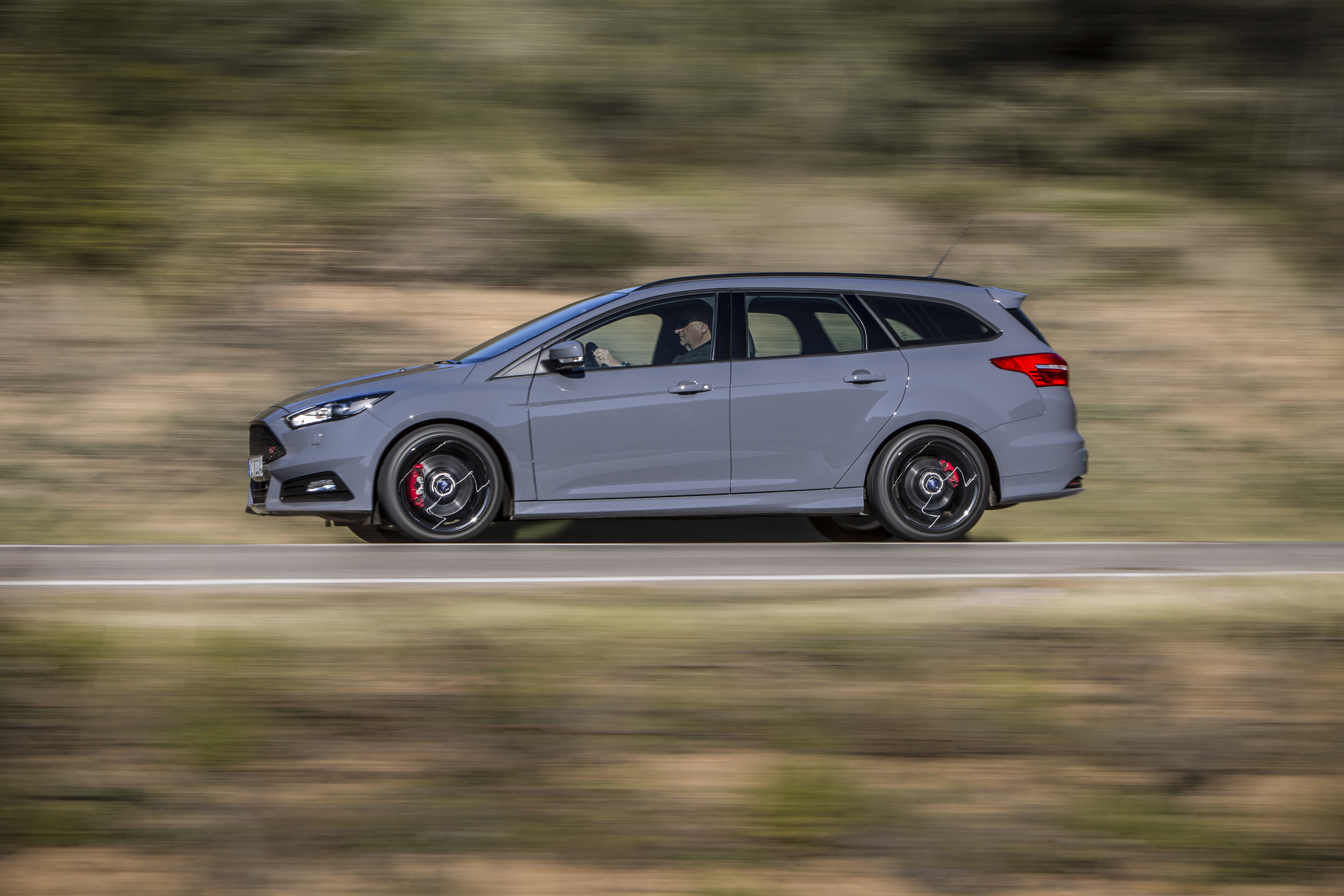 Ford Focus ST Estate Review | carwow