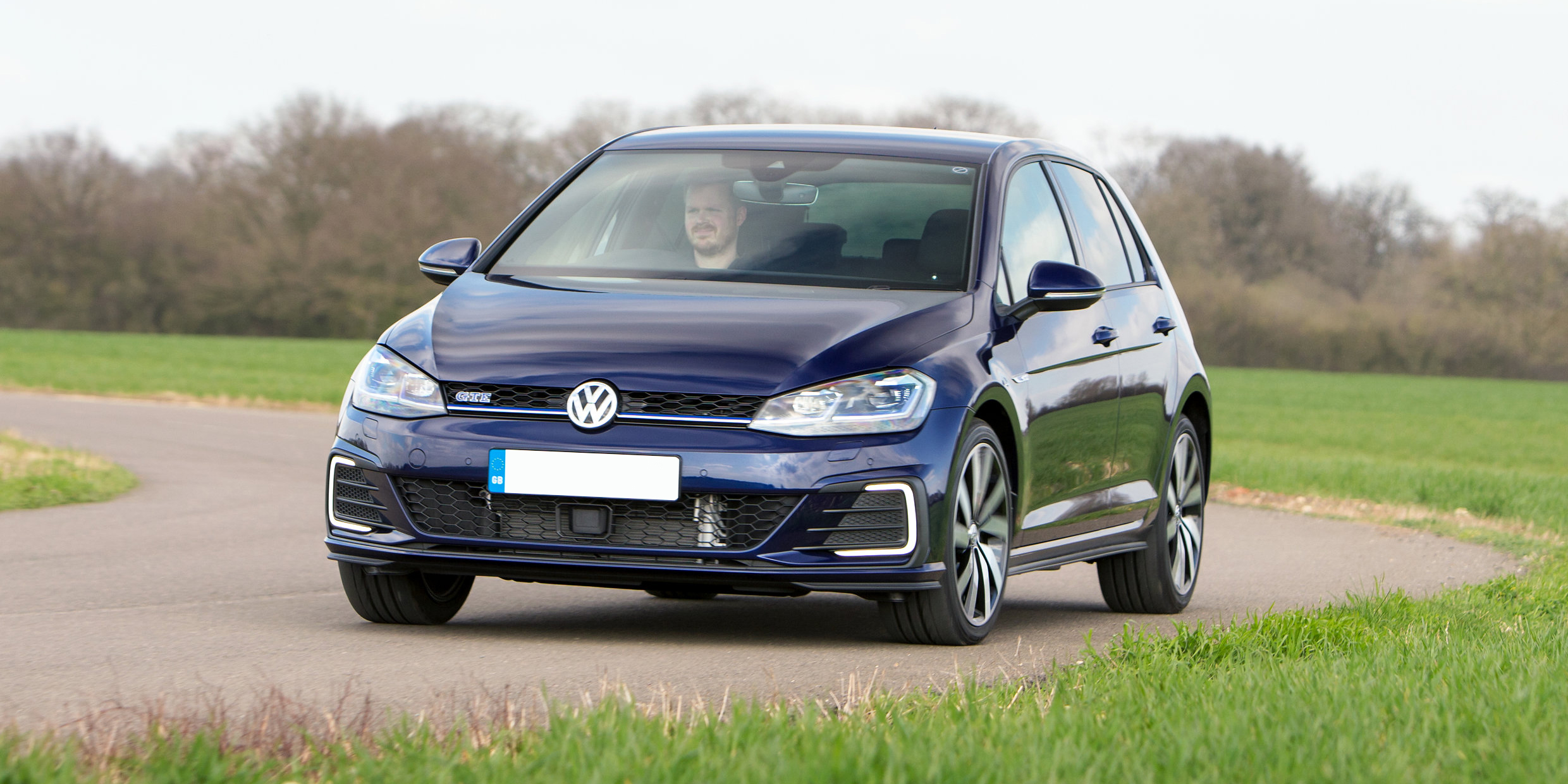 Volkswagen Golf GTE Review | carwow