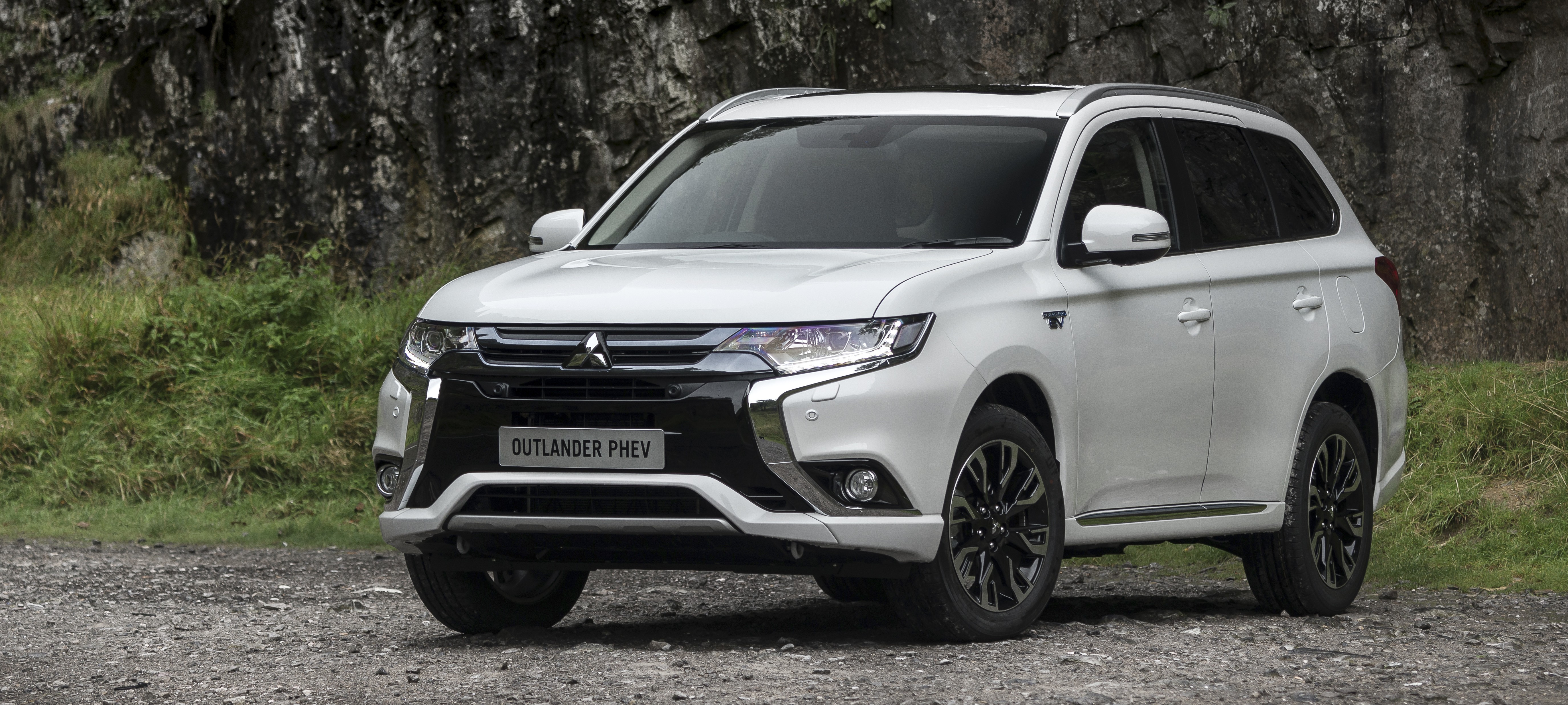 Mitsubishi Outlander PHEV Review | carwow