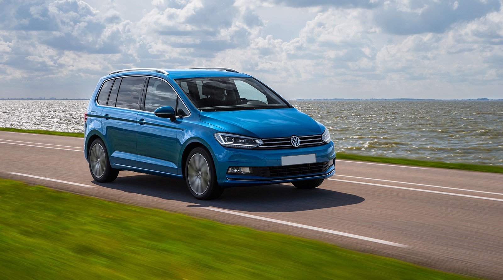 Volkswagen Touran Review | carwow