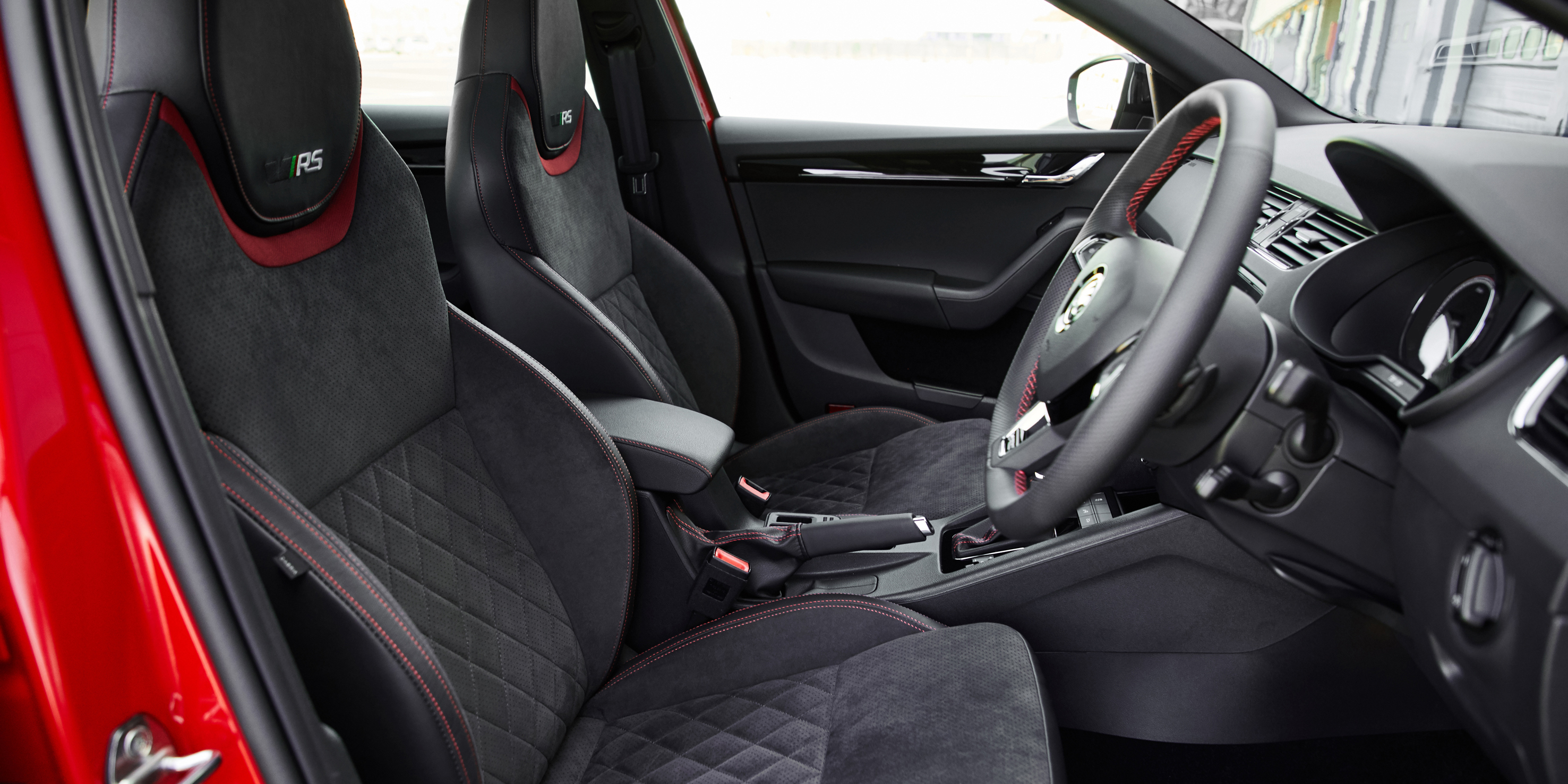 Skoda Octavia VRS interior and infotainment | carwow