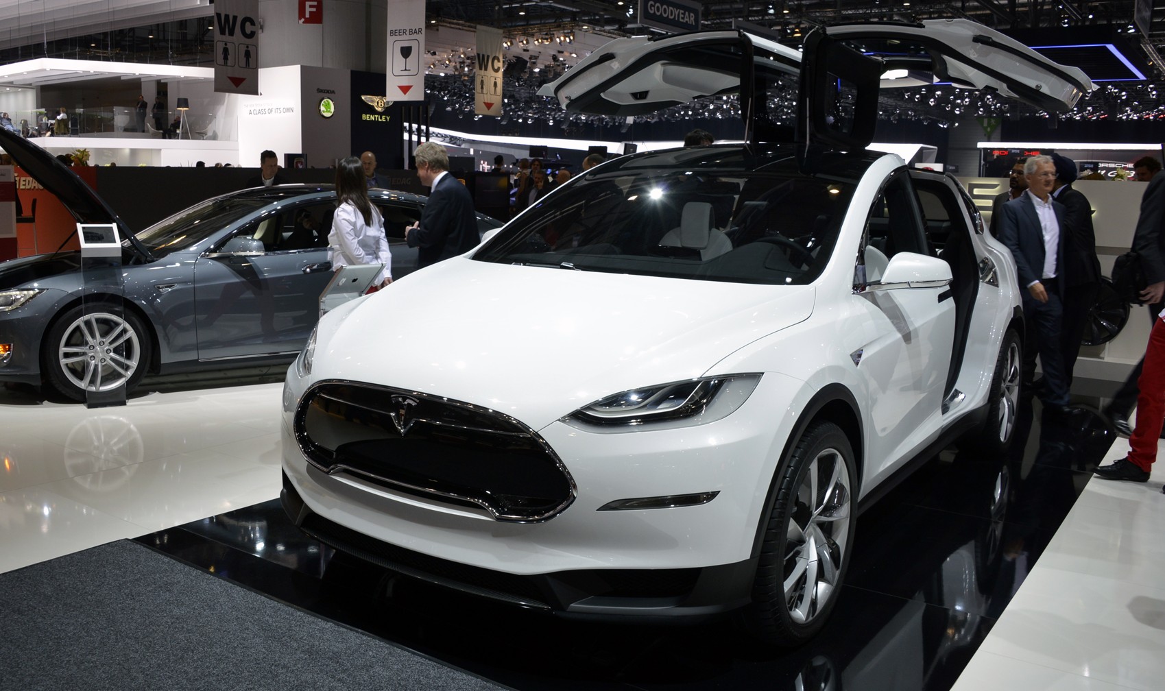 Tesla Model X review | carwow